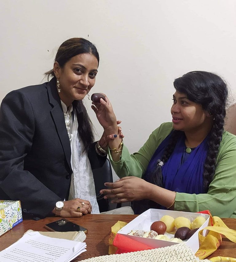 এল এল বি ফাইনাল ১৯ এর পাসের মিষ্টি সহ রাফিয়া - Demra Law College, Dhaka